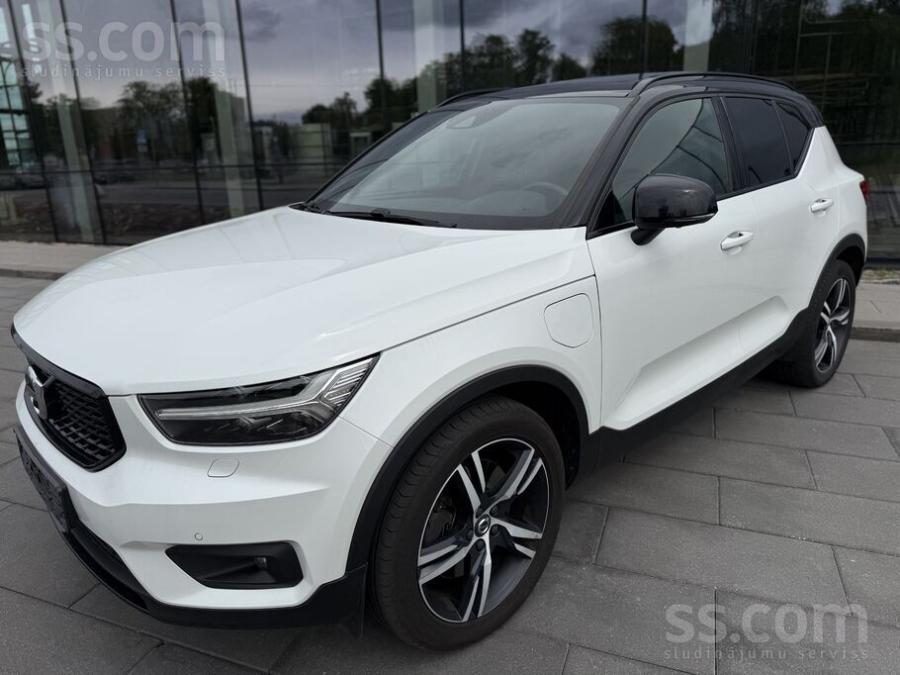 Белый Вольво XC40 2021 в Рига, объемом двигателя 1.50 л и пробегом 103 тыс. км за 25900 €, фото 1 на AUTOMOTO.COM.LV