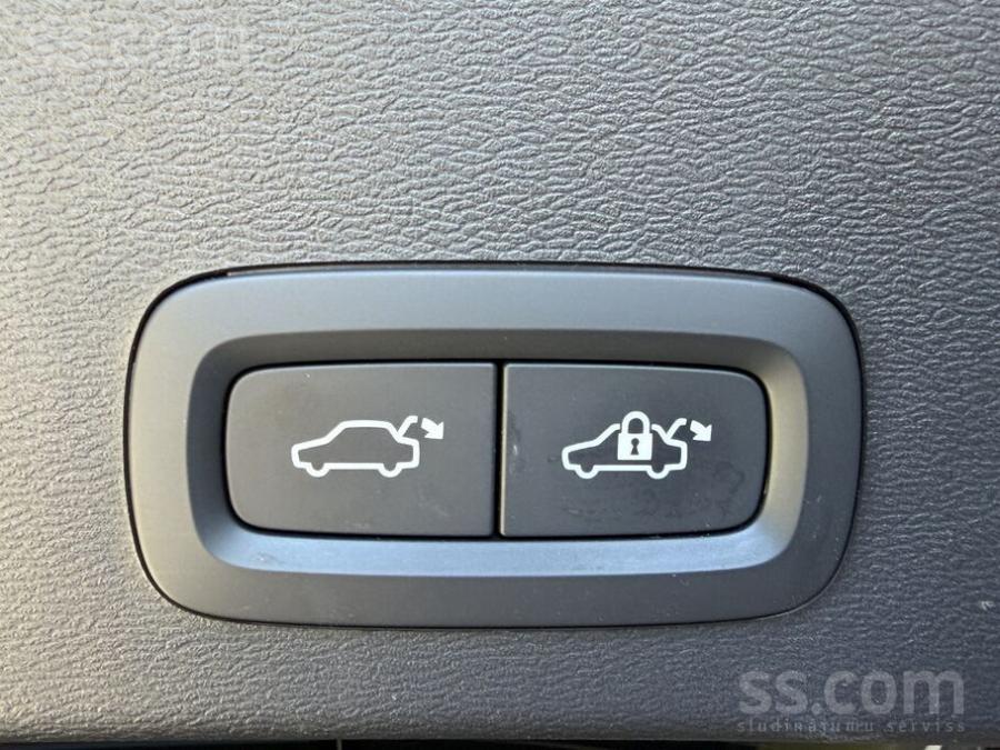 White Volvo XC40 2021 in Riga, with an engine capacity of 0.00 L and mileage of 7 thousand km for 31990 €, photo 19 on AUTOMOTO.COM.LV