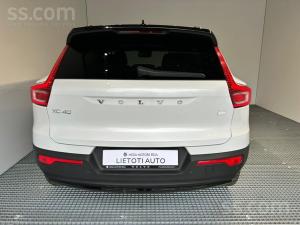 White Volvo XC40 2022 in Riga, with an engine capacity of 0.00 L and mileage of 58 thousand km for 28990 €, photo 3 on AUTOMOTO.COM.LV