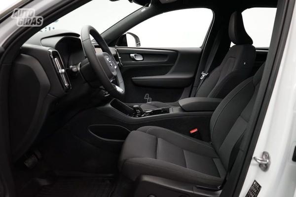 Balts Volvo XC40 2023 Kauņa, ar dzinēja tilpumu 0.00 L un nobraukumu 48 tūkst. km par 37169 €, foto 5 vietnē AUTOMOTO.COM.LV