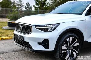 White Volvo XC40 2023 in Kretinga, with an engine capacity of 2.00 L and mileage of 35 thousand km for 26800 €, photo 3 on AUTOMOTO.COM.LV