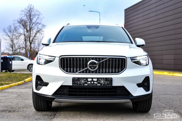 Balts Volvo XC40 2023 Kretinga, ar dzinēja tilpumu 2.00 L un nobraukumu 35 tūkst. km par 26800 €, foto 4 vietnē AUTOMOTO.COM.LV