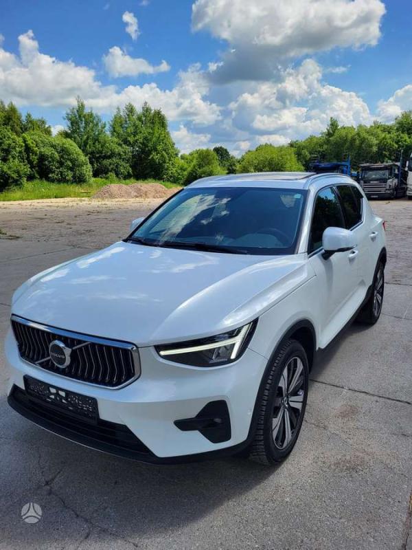 White Volvo XC40 2023 in Silale, with an engine capacity of 2.00 L and mileage of 34 thousand km for 29500 €, photo 1 on AUTOMOTO.COM.LV