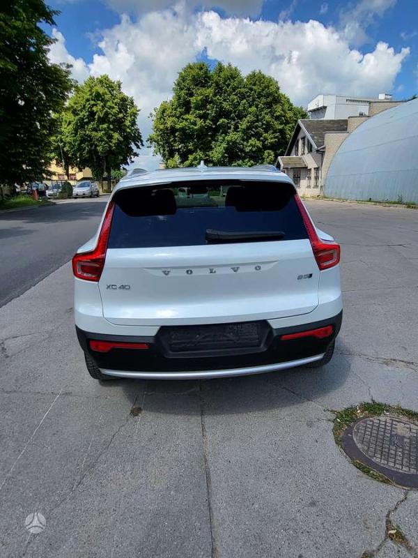 White Volvo XC40 2023 in Silale, with an engine capacity of 2.00 L and mileage of 34 thousand km for 29500 €, photo 6 on AUTOMOTO.COM.LV