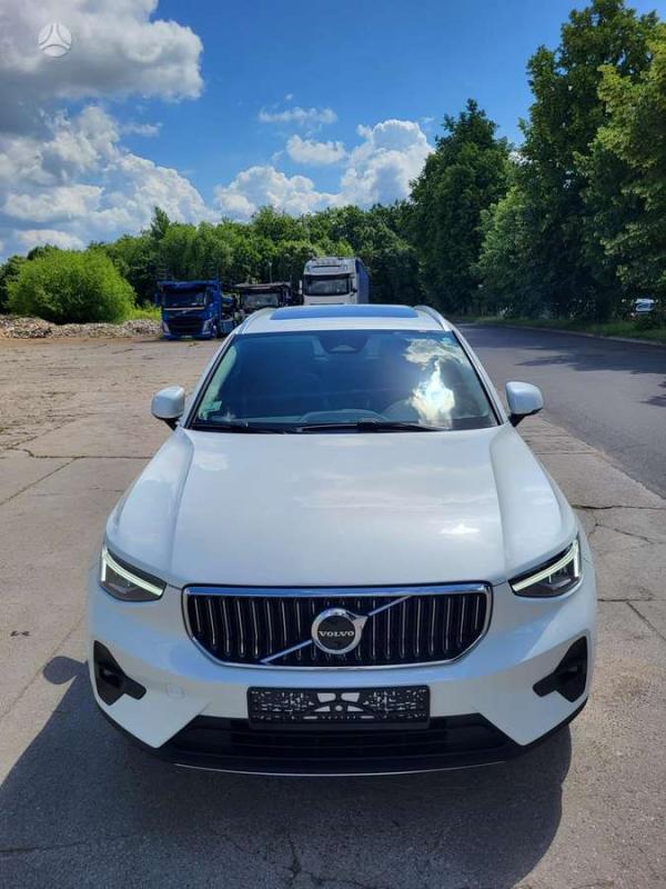 White Volvo XC40 2023 in Silale, with an engine capacity of 2.00 L and mileage of 34 thousand km for 29500 €, photo 9 on AUTOMOTO.COM.LV