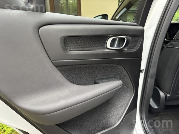 White Volvo XC40 2024 in Riga, with an engine capacity of 0.00 L and mileage of 48 thousand km for 37000 €, photo 5 on AUTOMOTO.COM.LV