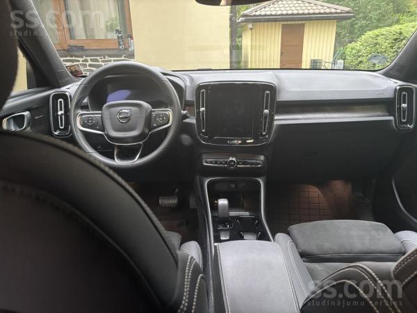 White Volvo XC40 2024 in Riga, with an engine capacity of 0.00 L and mileage of 48 thousand km for 37000 €, photo 8 on AUTOMOTO.COM.LV