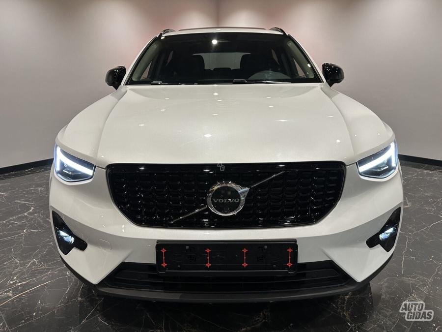 White Volvo XC40 2025 in Prienai, with an engine capacity of 2.00 L and mileage of 4 thousand km for 30900 €, photo 4 on AUTOMOTO.COM.LV