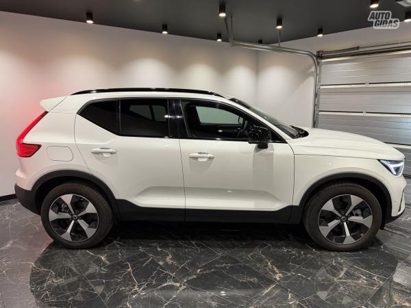 White Volvo XC40 2025 in Prienai, with an engine capacity of 2.00 L and mileage of 4 thousand km for 30900 €, photo 4 on AUTOMOTO.COM.LV