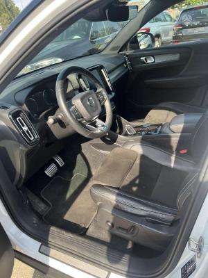White Volvo XC40 2018 in Taurage, with an engine capacity of 1.97 L and mileage of 202 thousand km for 15900 €, photo 6 on AUTOMOTO.COM.LV