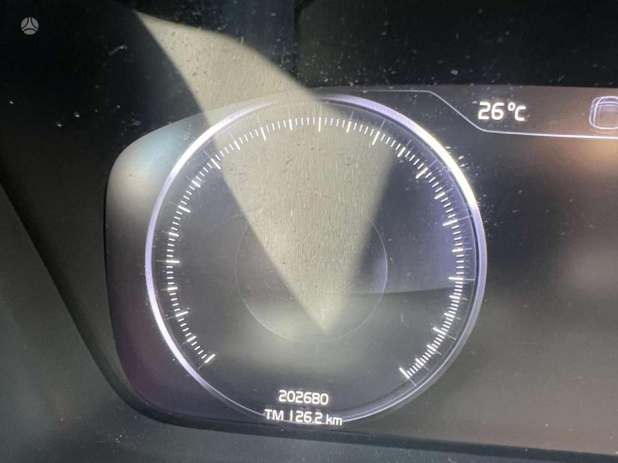 White Volvo XC40 2018 in Taurage, with an engine capacity of 1.97 L and mileage of 202 thousand km for 15900 €, photo 10 on AUTOMOTO.COM.LV