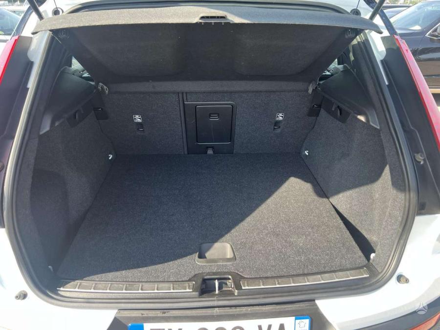 White Volvo XC40 2018 in Taurage, with an engine capacity of 1.97 L and mileage of 202 thousand km for 15900 €, photo 11 on AUTOMOTO.COM.LV