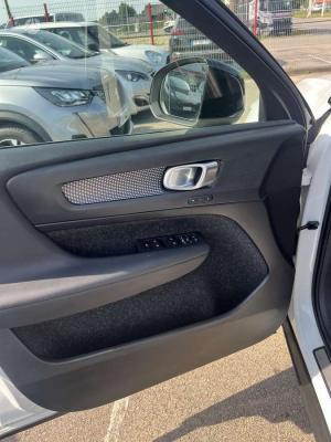 White Volvo XC40 2018 in Taurage, with an engine capacity of 1.97 L and mileage of 202 thousand km for 15900 €, photo 12 on AUTOMOTO.COM.LV