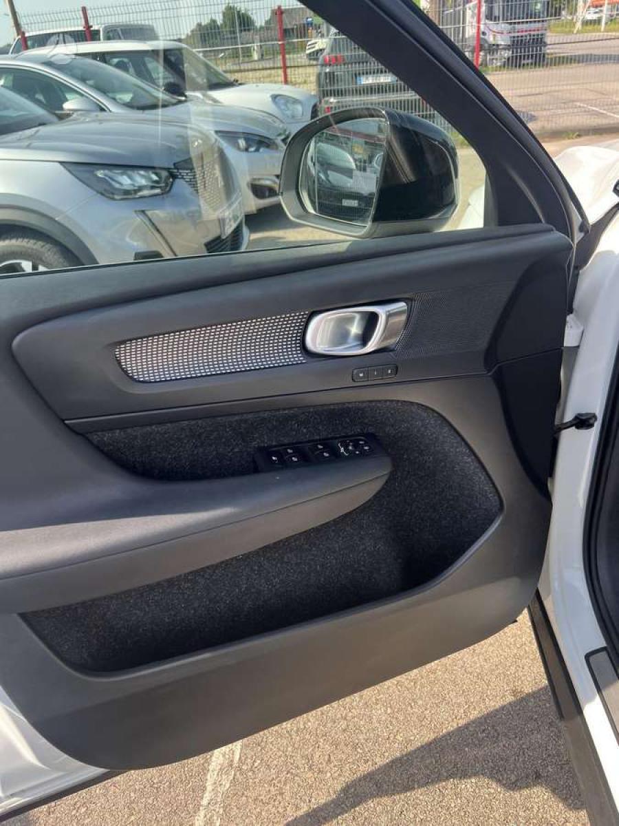White Volvo XC40 2018 in Taurage, with an engine capacity of 1.97 L and mileage of 202 thousand km for 15900 €, photo 12 on AUTOMOTO.COM.LV