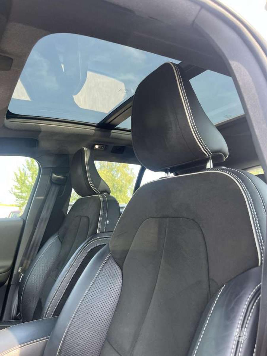 White Volvo XC40 2018 in Taurage, with an engine capacity of 1.97 L and mileage of 202 thousand km for 15900 €, photo 13 on AUTOMOTO.COM.LV