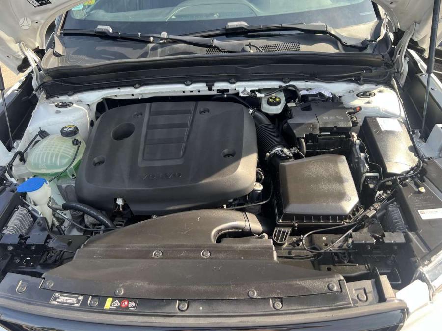 White Volvo XC40 2018 in Taurage, with an engine capacity of 1.97 L and mileage of 202 thousand km for 15900 €, photo 14 on AUTOMOTO.COM.LV