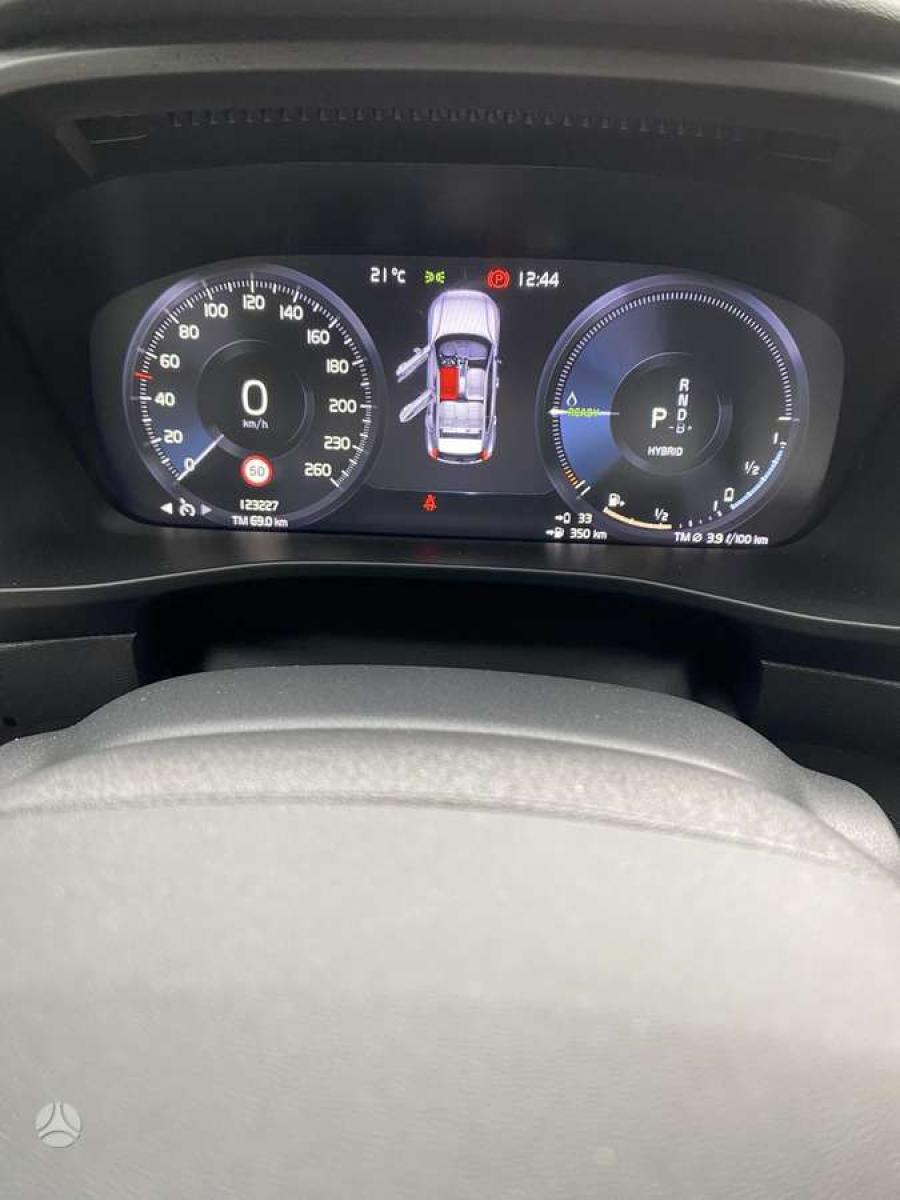 White Volvo XC40 2021 in Vilnius, with an engine capacity of 1.50 L and mileage of 123 thousand km for 15600 €, photo 7 on AUTOMOTO.COM.LV
