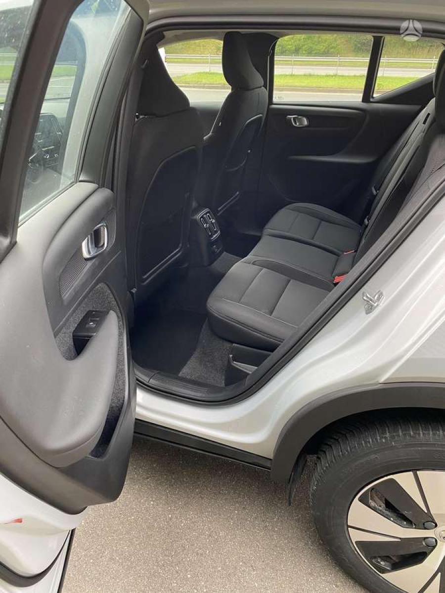 White Volvo XC40 2021 in Vilnius, with an engine capacity of 1.50 L and mileage of 123 thousand km for 15600 €, photo 13 on AUTOMOTO.COM.LV