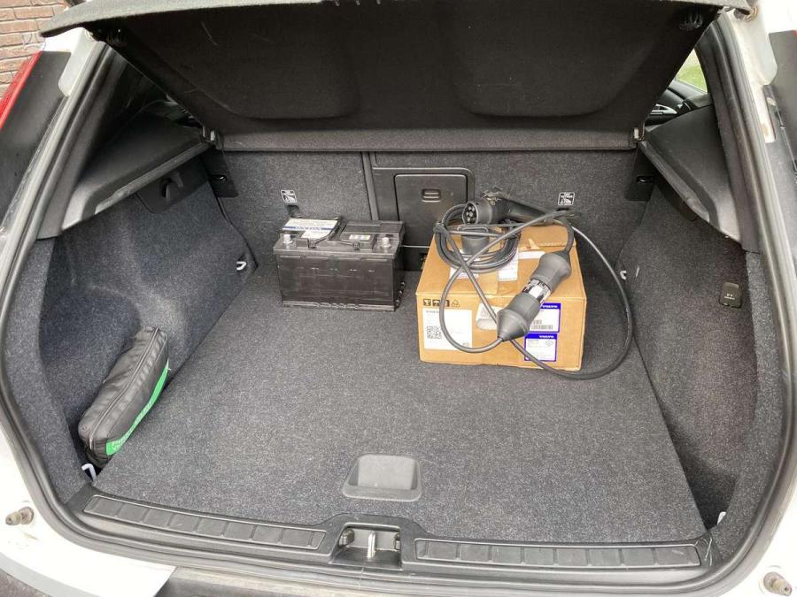 White Volvo XC40 2021 in Vilnius, with an engine capacity of 1.50 L and mileage of 123 thousand km for 15600 €, photo 14 on AUTOMOTO.COM.LV