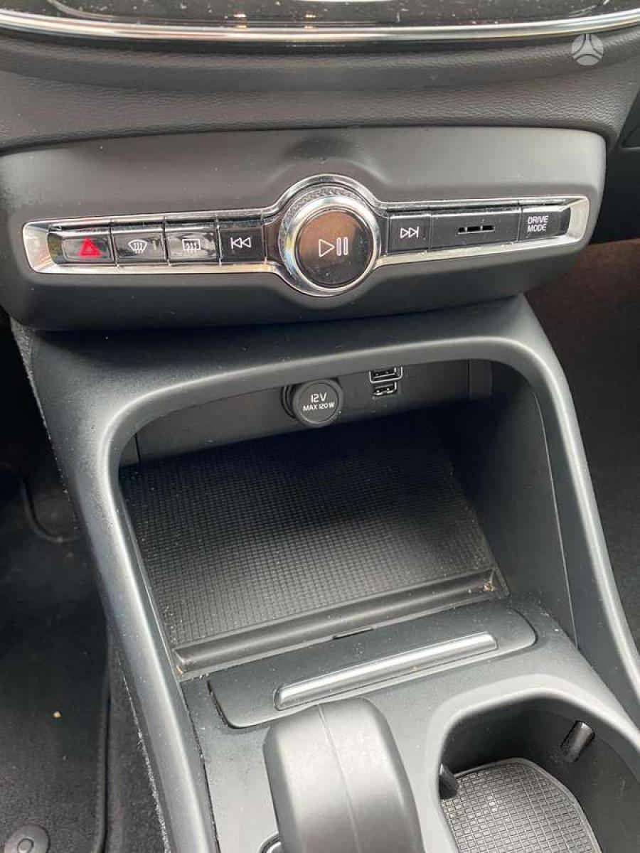 White Volvo XC40 2021 in Vilnius, with an engine capacity of 1.50 L and mileage of 123 thousand km for 15600 €, photo 23 on AUTOMOTO.COM.LV