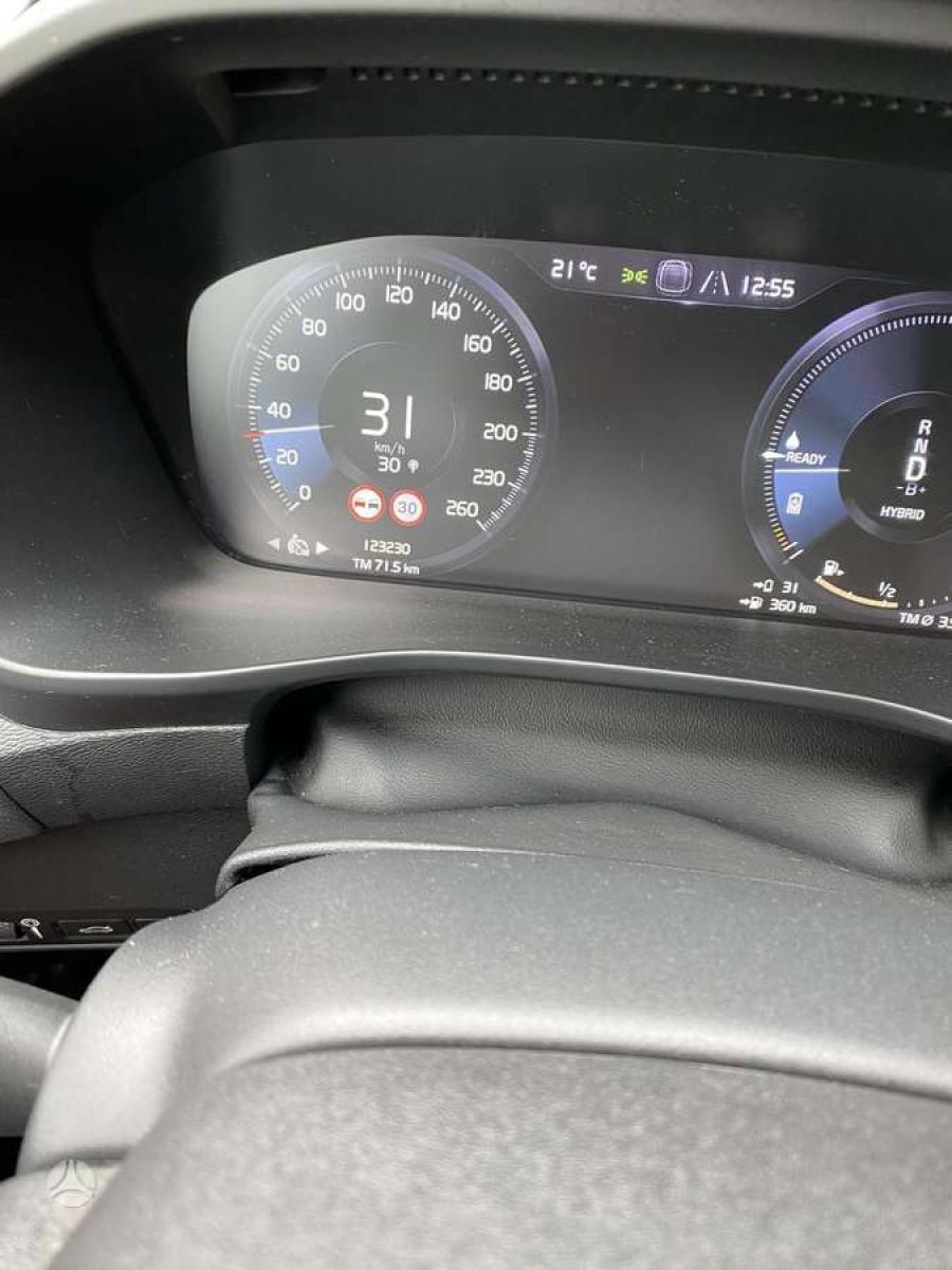 White Volvo XC40 2021 in Vilnius, with an engine capacity of 1.50 L and mileage of 123 thousand km for 15600 €, photo 24 on AUTOMOTO.COM.LV