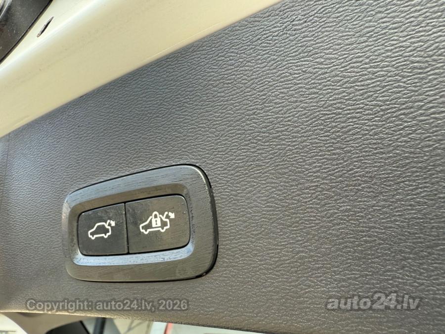 Balts Volvo XC40 2019 Tallina, ar dzinēja tilpumu 2.00 L un nobraukumu 219 tūkst. km par 16999 €, foto 22 vietnē AUTOMOTO.COM.LV