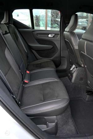 Balts Volvo XC40 2020 Tallina, ar dzinēja tilpumu 0.00 L un nobraukumu 0 tūkst. km par 25900 €, foto 12 vietnē AUTOMOTO.COM.LV