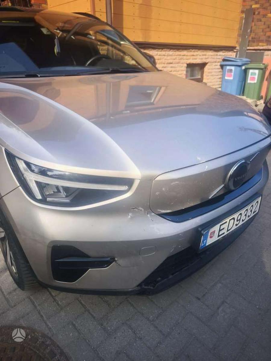Yellow Volvo XC40 2023 in Kaunas, with an engine capacity of 0.00 L and mileage of 32 thousand km for 23500 €, photo 1 on AUTOMOTO.COM.LV