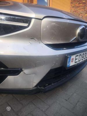 Yellow Volvo XC40 2023 in Kaunas, with an engine capacity of 0.00 L and mileage of 32 thousand km for 23500 €, photo 4 on AUTOMOTO.COM.LV