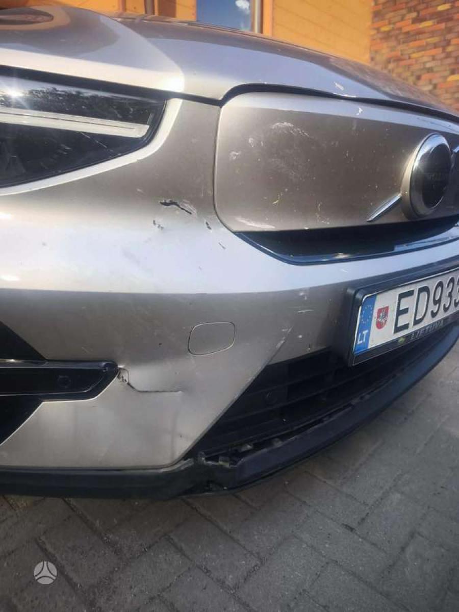 Yellow Volvo XC40 2023 in Kaunas, with an engine capacity of 0.00 L and mileage of 32 thousand km for 23500 €, photo 4 on AUTOMOTO.COM.LV