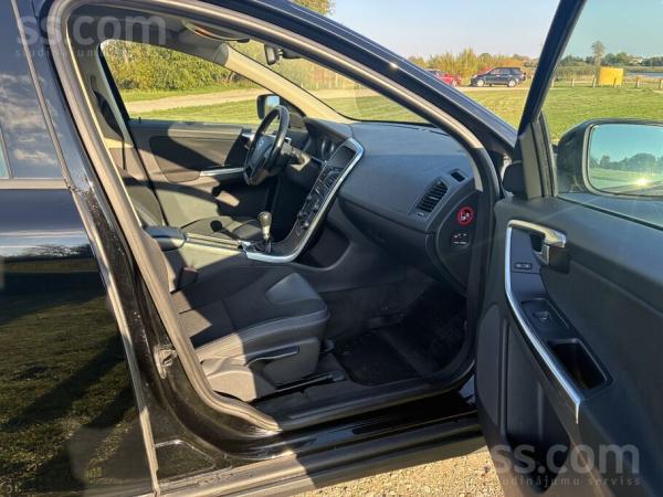 Black Volvo XC60 2011 in Ventspils, with an engine capacity of 2.40 L and mileage of 285 thousand km for 8500 €, photo 6 on AUTOMOTO.COM.LV