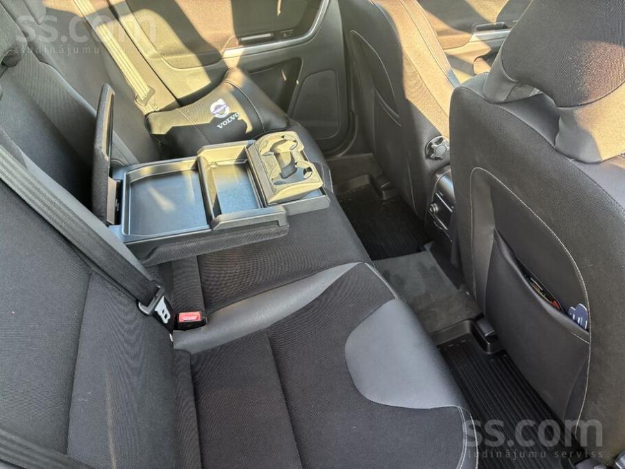 Black Volvo XC60 2011 in Ventspils, with an engine capacity of 2.40 L and mileage of 285 thousand km for 8500 €, photo 7 on AUTOMOTO.COM.LV