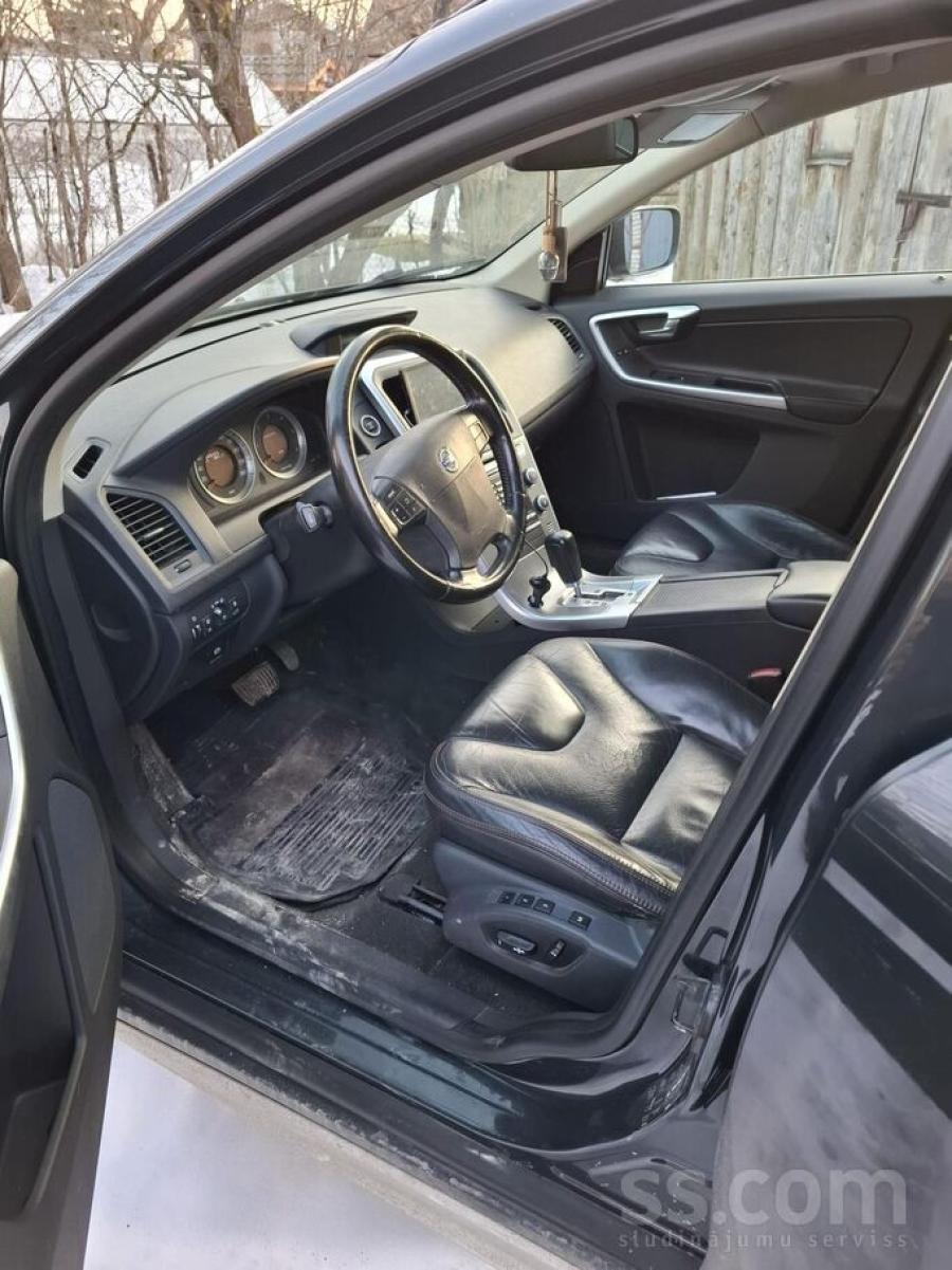 Melns Volvo XC60 2008 Rēzekne, ar dzinēja tilpumu 2.40 L un nobraukumu 268 tūkst. km par 6500 €, foto 5 vietnē AUTOMOTO.COM.LV