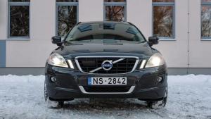 Black Volvo XC60 2008 in Jelgava, with an engine capacity of 2.40 L and mileage of 300 thousand km for 9700 €, photo 3 on AUTOMOTO.COM.LV