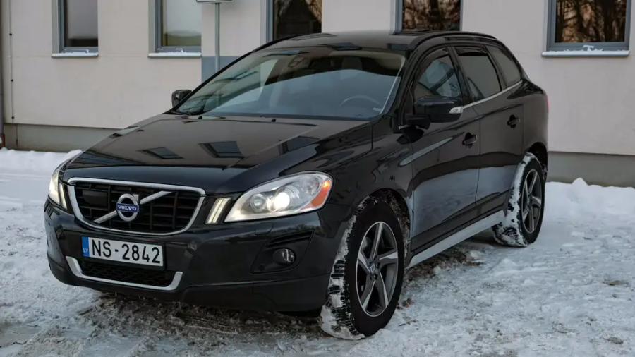 Black Volvo XC60 2008 in Jelgava, with an engine capacity of 2.40 L and mileage of 300 thousand km for 9700 €, photo 4 on AUTOMOTO.COM.LV