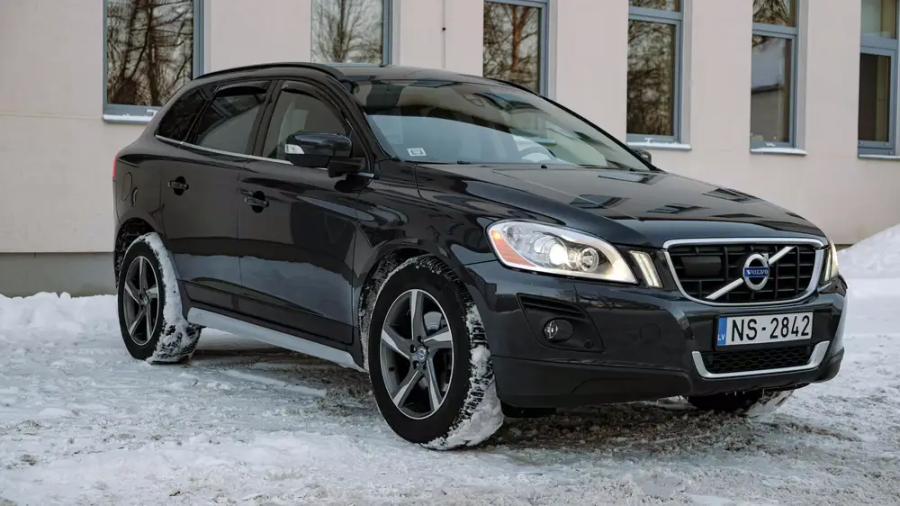 Black Volvo XC60 2008 in Jelgava, with an engine capacity of 2.40 L and mileage of 300 thousand km for 9700 €, photo 6 on AUTOMOTO.COM.LV