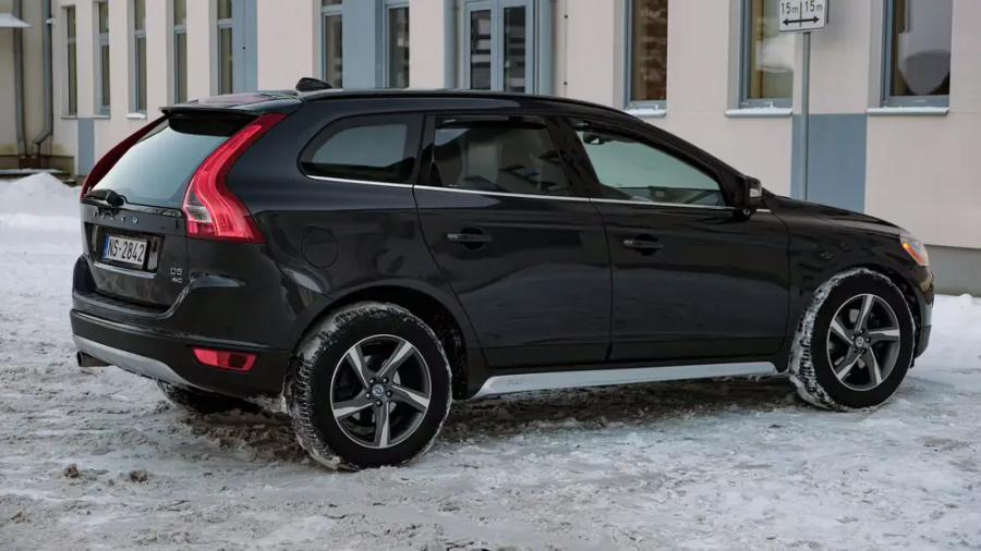 Black Volvo XC60 2008 in Jelgava, with an engine capacity of 2.40 L and mileage of 300 thousand km for 9700 €, photo 7 on AUTOMOTO.COM.LV