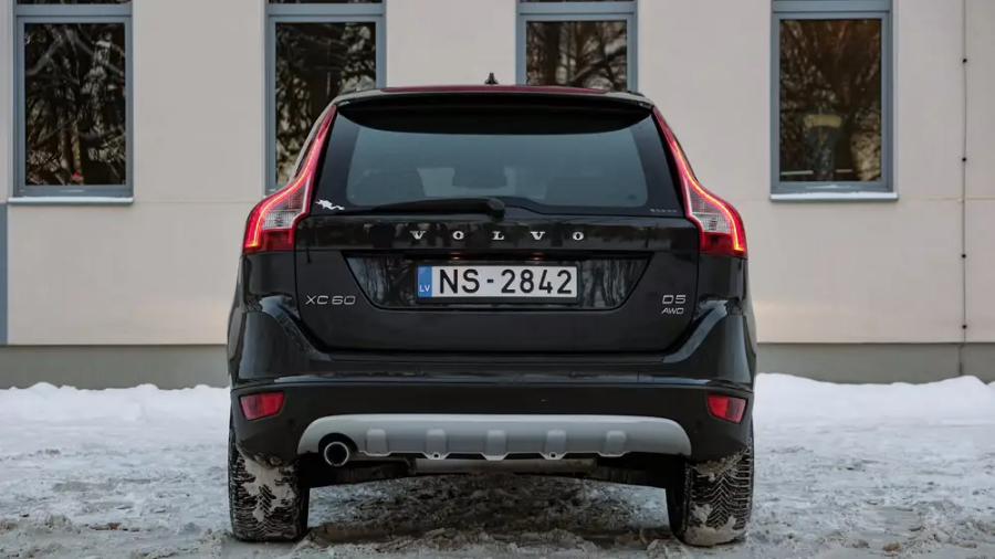 Black Volvo XC60 2008 in Jelgava, with an engine capacity of 2.40 L and mileage of 300 thousand km for 9700 €, photo 9 on AUTOMOTO.COM.LV