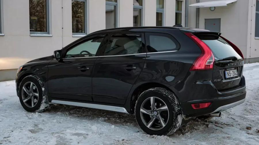 Black Volvo XC60 2008 in Jelgava, with an engine capacity of 2.40 L and mileage of 300 thousand km for 9700 €, photo 10 on AUTOMOTO.COM.LV