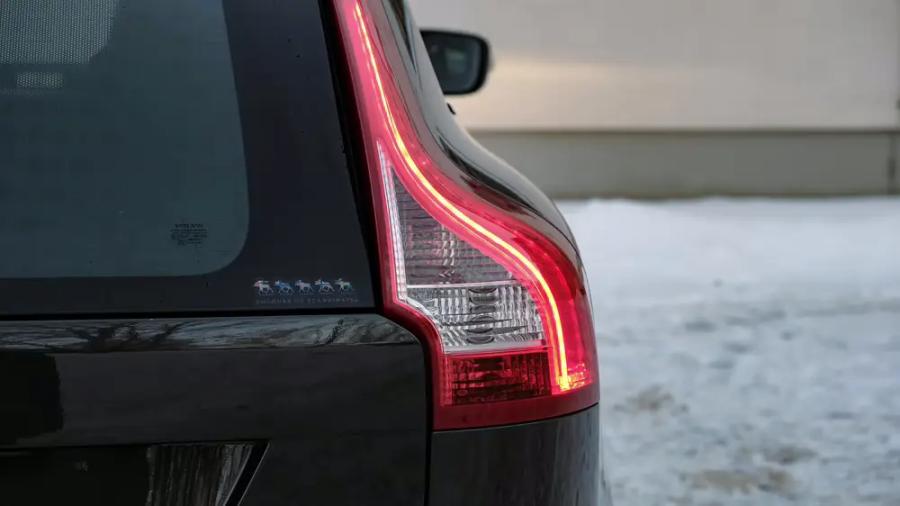 Black Volvo XC60 2008 in Jelgava, with an engine capacity of 2.40 L and mileage of 300 thousand km for 9700 €, photo 12 on AUTOMOTO.COM.LV
