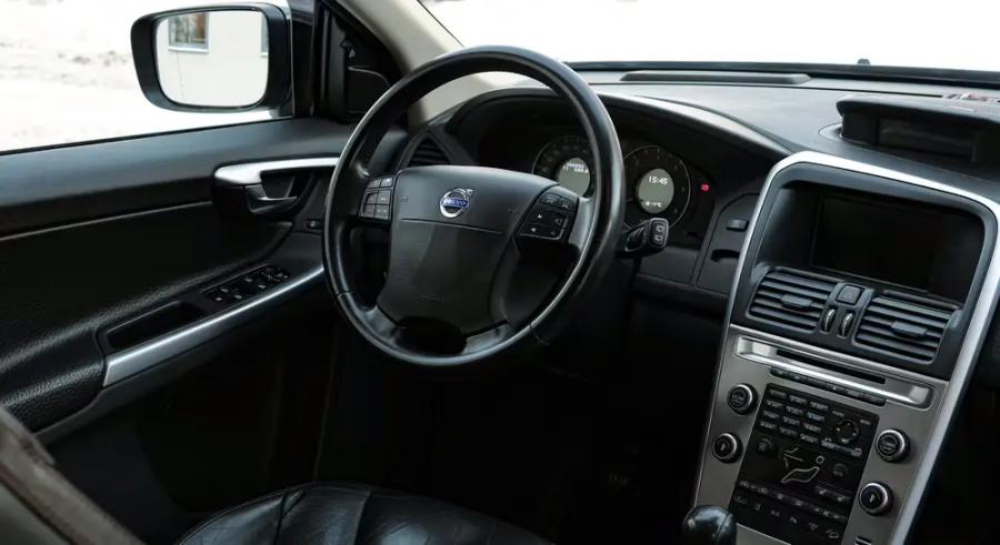 Black Volvo XC60 2008 in Jelgava, with an engine capacity of 2.40 L and mileage of 300 thousand km for 9700 €, photo 17 on AUTOMOTO.COM.LV