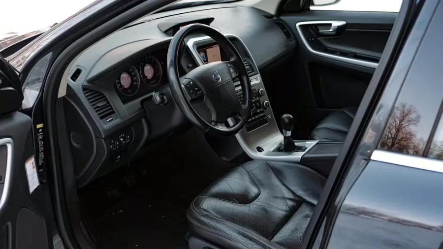 Black Volvo XC60 2008 in Jelgava, with an engine capacity of 2.40 L and mileage of 300 thousand km for 9700 €, photo 18 on AUTOMOTO.COM.LV
