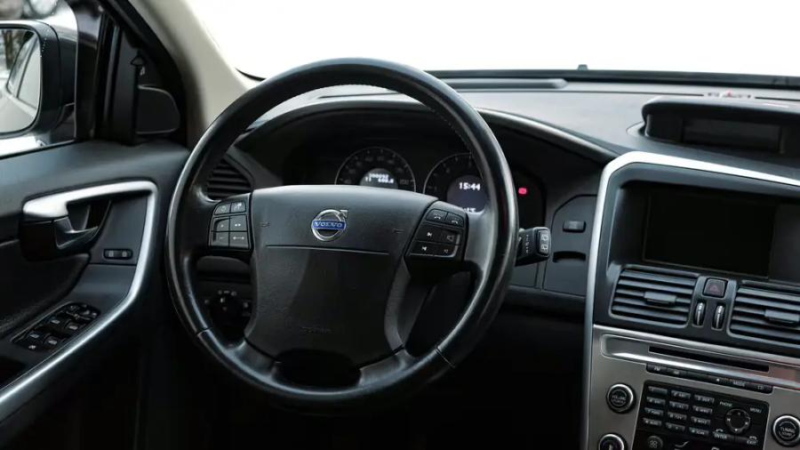 Black Volvo XC60 2008 in Jelgava, with an engine capacity of 2.40 L and mileage of 300 thousand km for 9700 €, photo 19 on AUTOMOTO.COM.LV