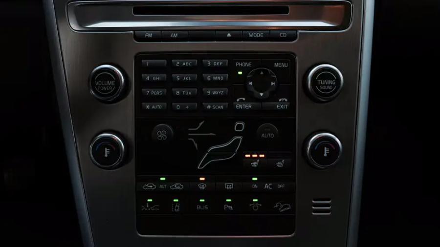Black Volvo XC60 2008 in Jelgava, with an engine capacity of 2.40 L and mileage of 300 thousand km for 9700 €, photo 22 on AUTOMOTO.COM.LV