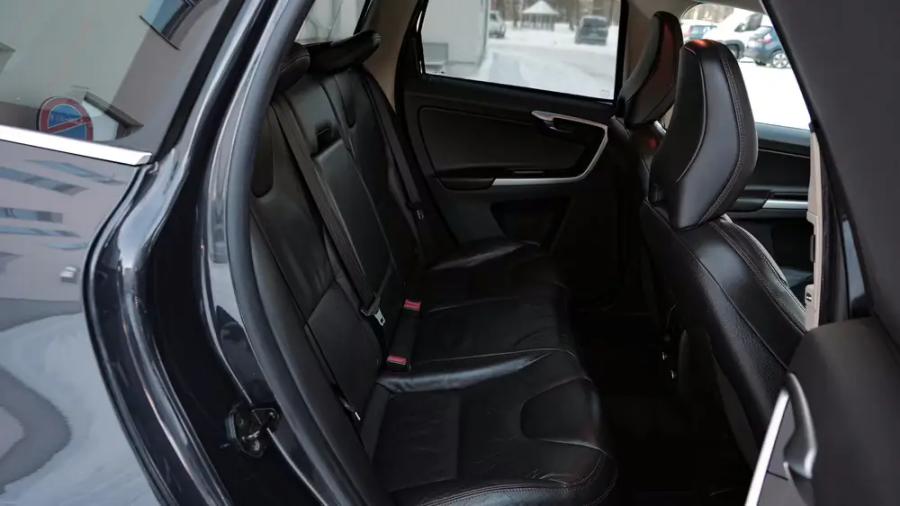 Black Volvo XC60 2008 in Jelgava, with an engine capacity of 2.40 L and mileage of 300 thousand km for 9700 €, photo 32 on AUTOMOTO.COM.LV