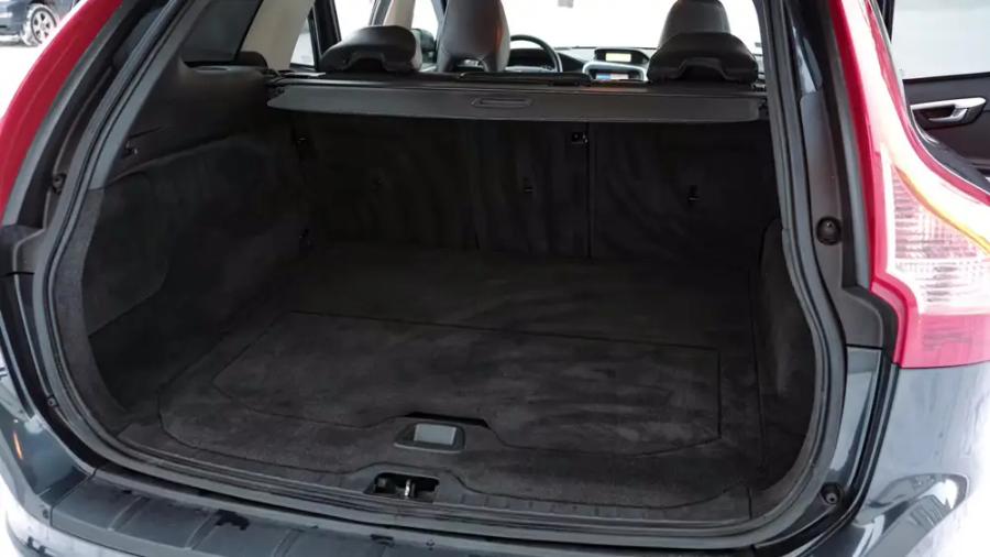 Black Volvo XC60 2008 in Jelgava, with an engine capacity of 2.40 L and mileage of 300 thousand km for 9700 €, photo 34 on AUTOMOTO.COM.LV