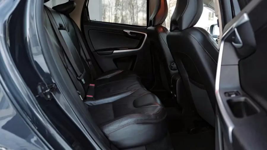Black Volvo XC60 2008 in Jelgava, with an engine capacity of 2.40 L and mileage of 300 thousand km for 9700 €, photo 37 on AUTOMOTO.COM.LV