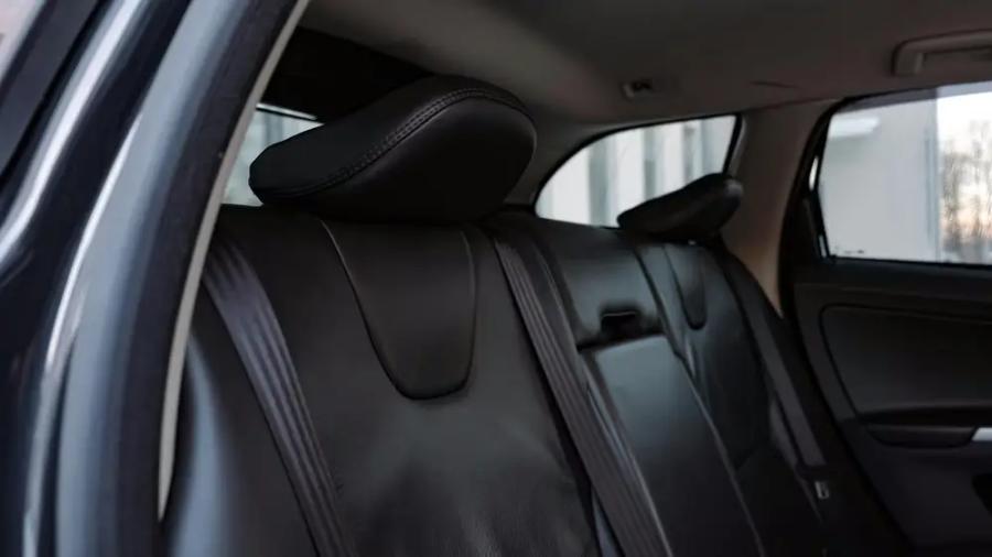 Black Volvo XC60 2008 in Jelgava, with an engine capacity of 2.40 L and mileage of 300 thousand km for 9700 €, photo 38 on AUTOMOTO.COM.LV