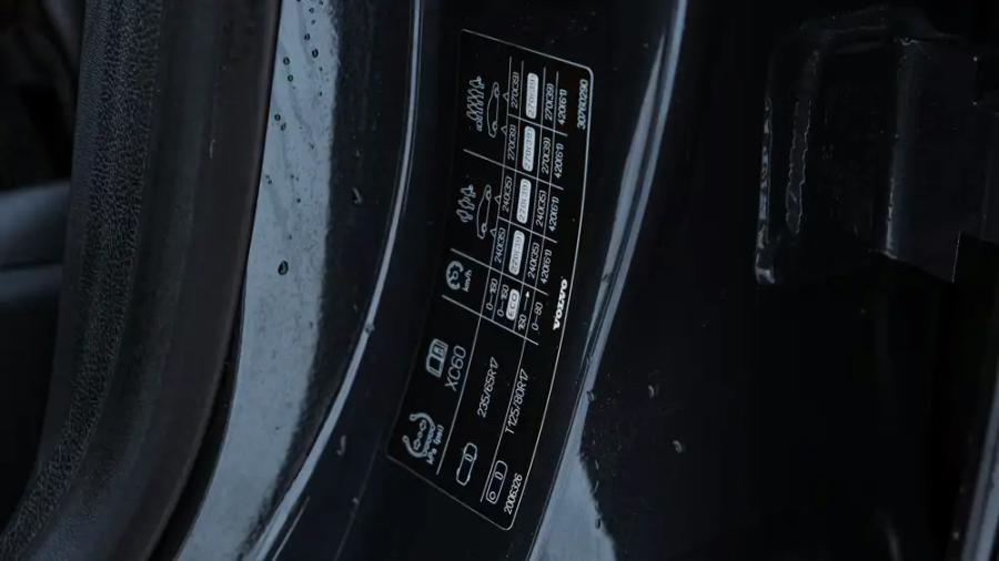 Black Volvo XC60 2008 in Jelgava, with an engine capacity of 2.40 L and mileage of 300 thousand km for 9700 €, photo 39 on AUTOMOTO.COM.LV