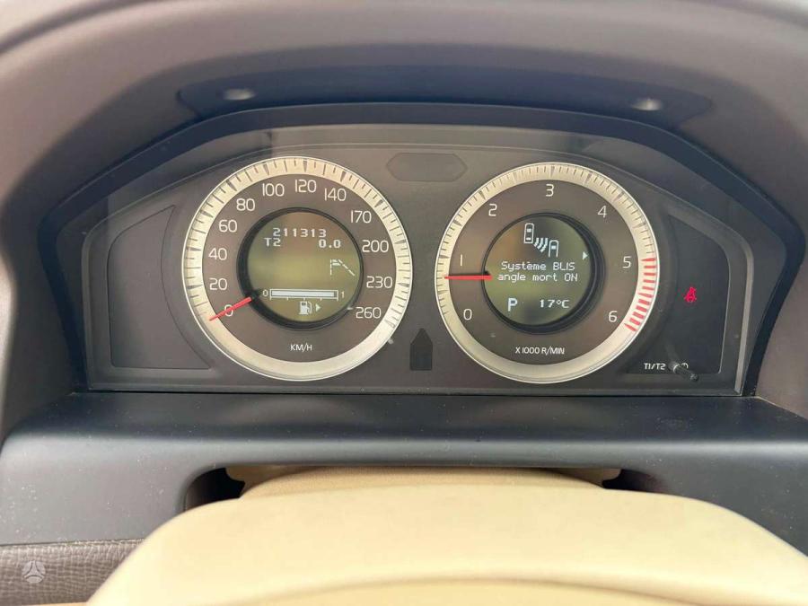 Melns Volvo XC60 2008 Viļņa, ar dzinēja tilpumu 2.40 L un nobraukumu 211 tūkst. km par 9000 €, foto 13 vietnē AUTOMOTO.COM.LV